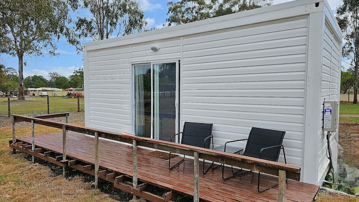 Cosy Farm Stay Cabin - Beachmere