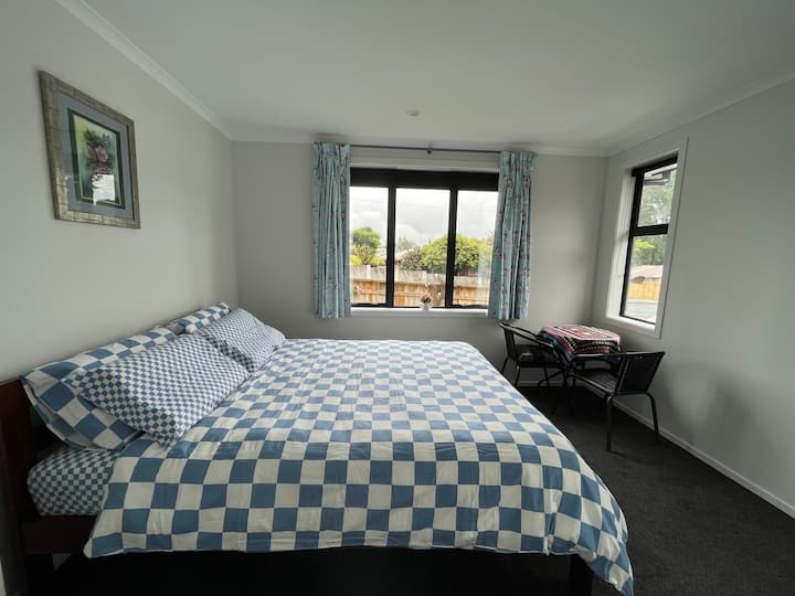 A Cosy Room In A Brand New Home - Tauranga