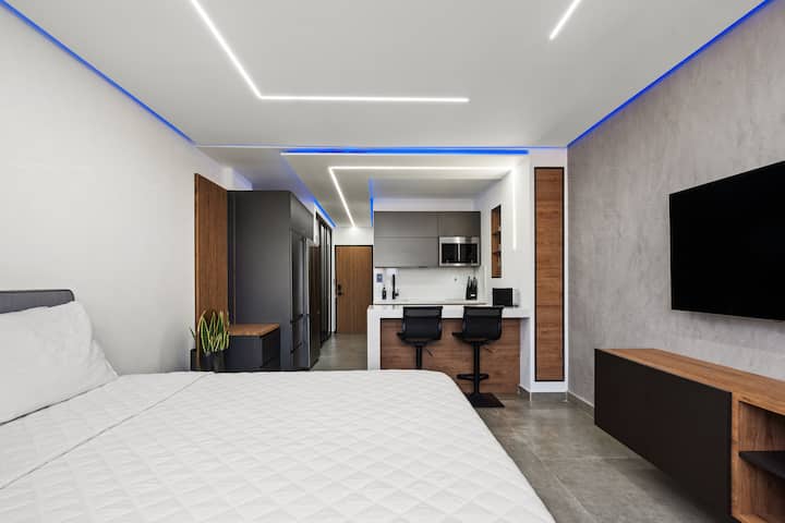 Free Parking | Chic Studio Near Events + Fast Wifi - San Juan