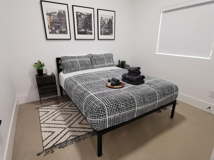 Mini Concrete Jungle (Private Guest Suite) - Richmond