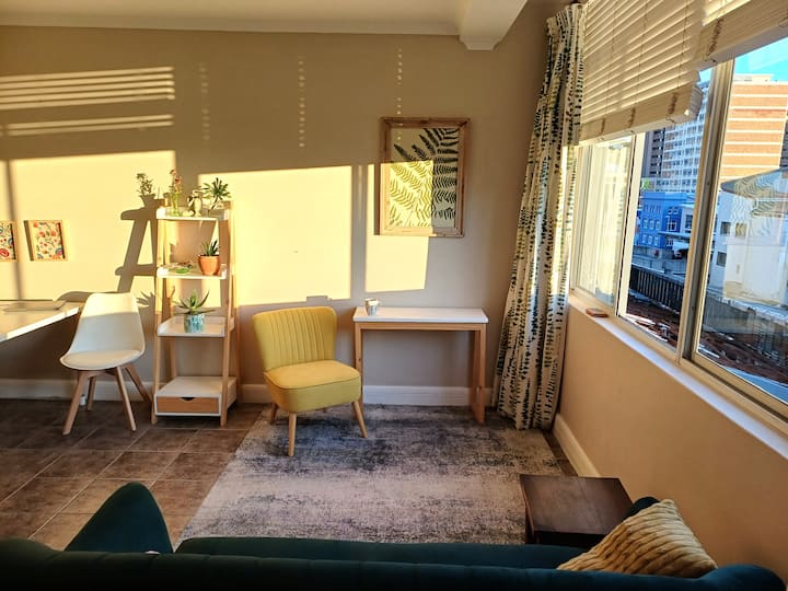 City Centre Studio Flat With Pool & Gym - Cape Town