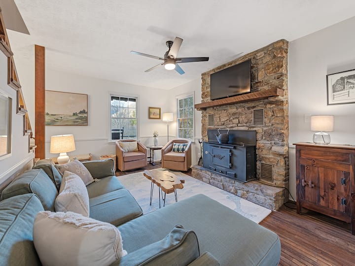 4br Hemlock Cabin | Streamside Smoky Mtn Retreat - Maggie Valley, NC