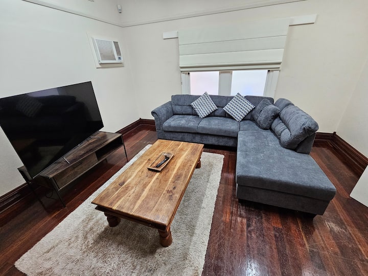 Central To Town - Vintage And Cosy Entire Home - Geraldton