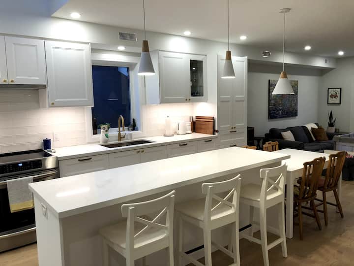 Bright Apartment Near High Park - Toronto