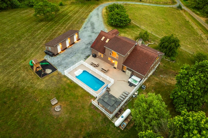 * Hot Tub * Fire Place * Game Room * Pony Rides* - Swatara State Park, Pine Grove