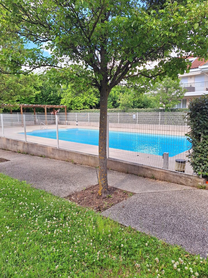 Appartement Proche Métro+piscine +Garage Privé - ibis budget Lyon Sud St Genis Laval