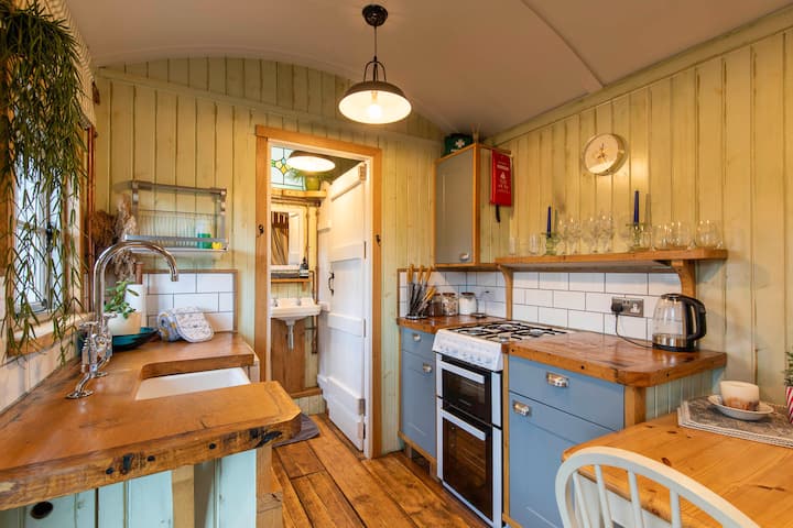 Cozy Shepherd's Hut With Hot Tub