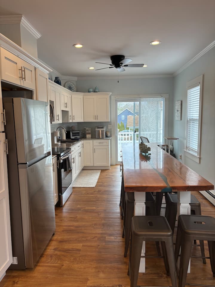 Narragansett Pier - Spacious 3 Br Walk To Beach - Narragansett, RI