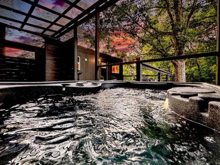 Couple’s Cabin W/hottub-outdoor Fireplace &Showers - Blue Ridge, GA