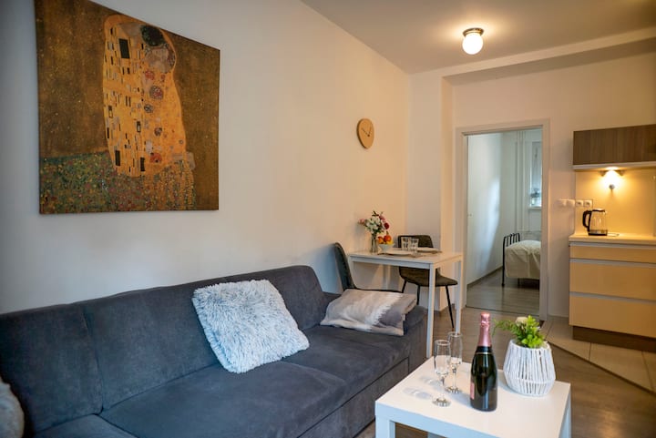 ÚTulný 2-izbový Apartmán + Parking Poblízku - Bratislava