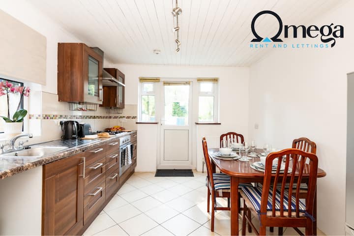 Warm Double Room With Working Space | Long Stays - Twickenham