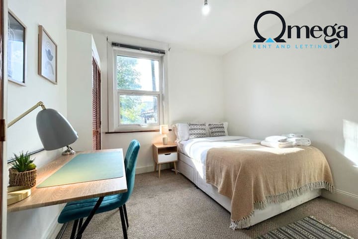 Warm Double Room With Working Space | Long Stays - Twickenham