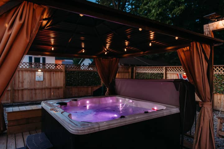 Historic Bourbon Trail Home | Hot Tub | Sleeps 9 - Harrodsburg, KY