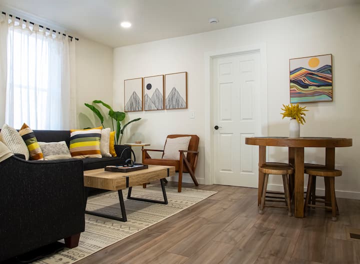 Vibrant Depot Town Home, King Bed - Ypsilanti, MI