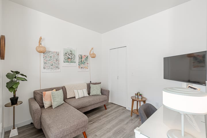 Stylish Condo With Parking – Steps From The Sites! - Seattle, WA