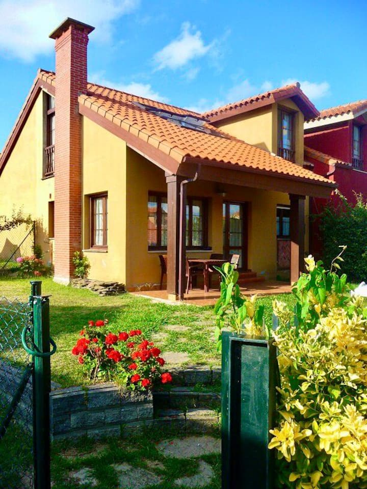 Bajo: Jardín Y Piscina, A 99 M. Playa De Comillas - Comillas