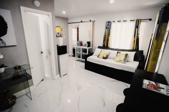 Miami Cozy Studio 15 Minutes Away From Ports - Miami, FL