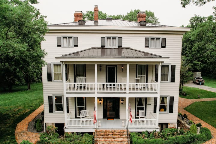Historic Iron Company Mansion - Penthouse Apt. - Covington, VA