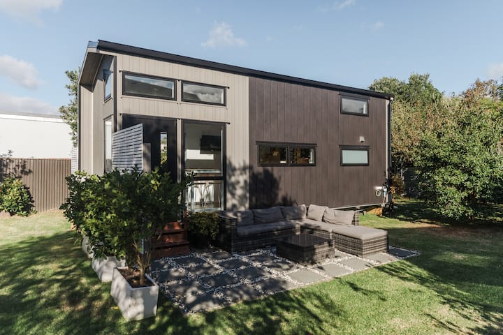 Papamoa Beach Getaway| Cosy Tiny Home + Spa - Papamoa