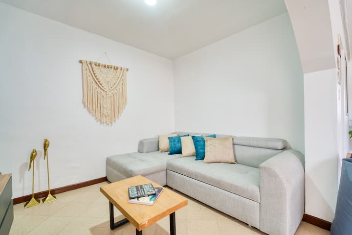 Casa En Laureles, Ideal Para Grupos Y Familias - Medellín