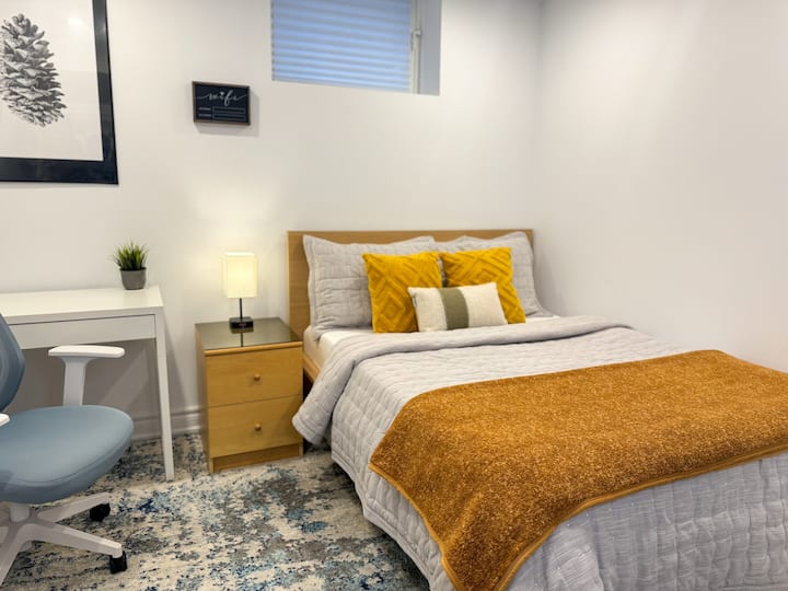 Luxurious Modern 2 Bedroom Suite: Separate Entry - Oshawa