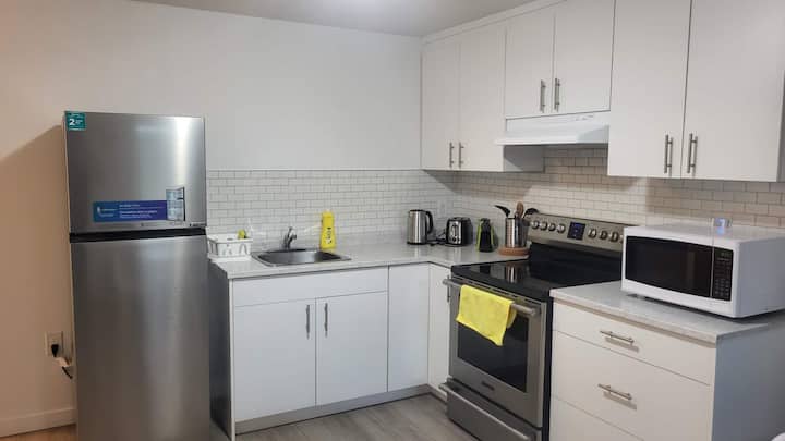 New Entire 1 Bed Suite Sw - Canada