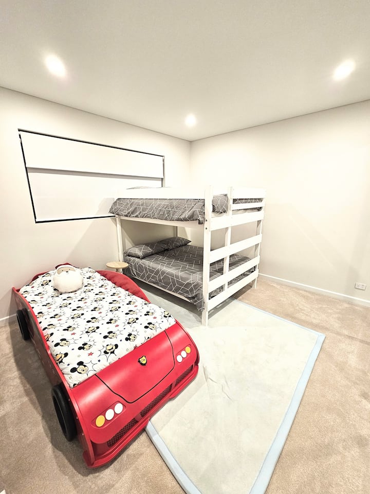 Large Room + Private Office. Sleeps X 5 People - Australia