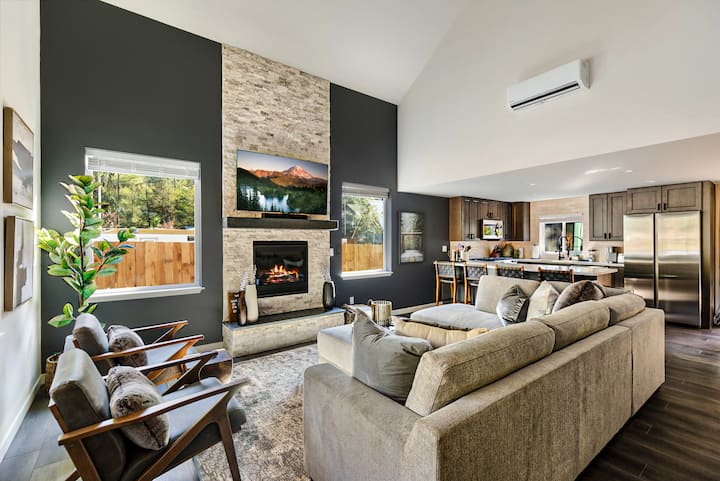 Rainier Base Camp: Modern Cabin, Hot Tub, Fire Pit - Ashford, WA