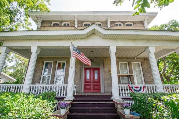 Ann’s Entire Apt @ The Historic Mccormick House - Bay City, MI