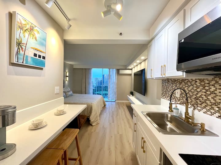 20*high Floor Waikiki Ocean View Condo W/balcony - Honolulu, HI