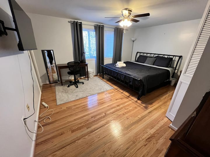 New 1 Mi Reston Metro, King Bed+ Priv Bath+parking - Reston, VA