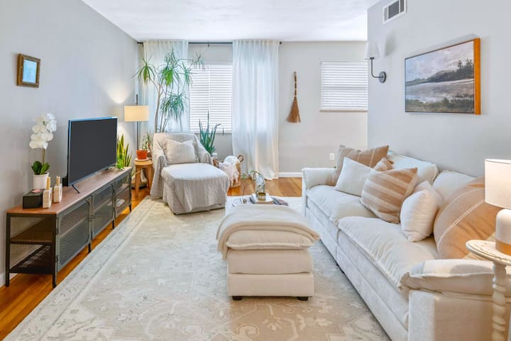 2026 Sale! Charming Kirkwood (2) Bedroom - University City