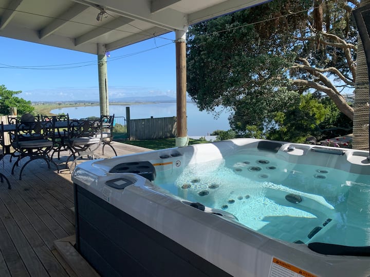 Riverfront Home With Spa, Stage, And Grandstand - Dargaville