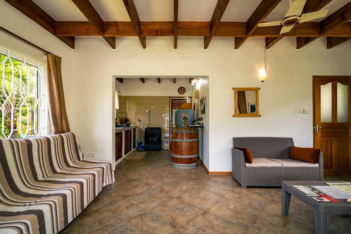 Two Story Apartment + Sea View (Lemongrass Lodge) - Victoria, Seychellen