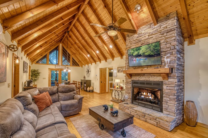 Spacious Cabin, Hot Tub, Theater, Dog Run, Firepit - Ellijay, GA