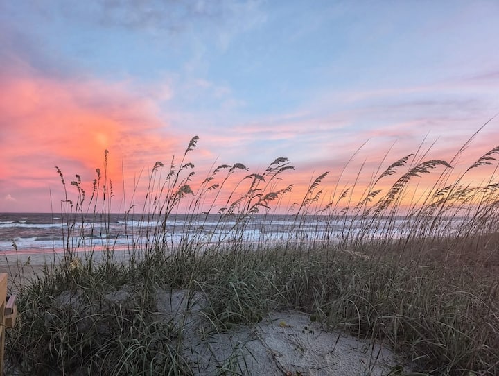 Barefoot Beach Club: Oceanside Gem For Two - Morehead City, NC