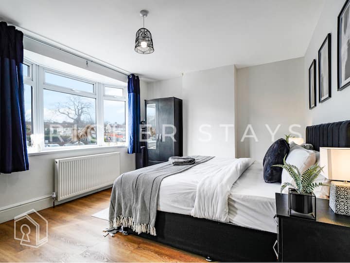 Watford Large 5br Home | Contractors & Families - St Albans