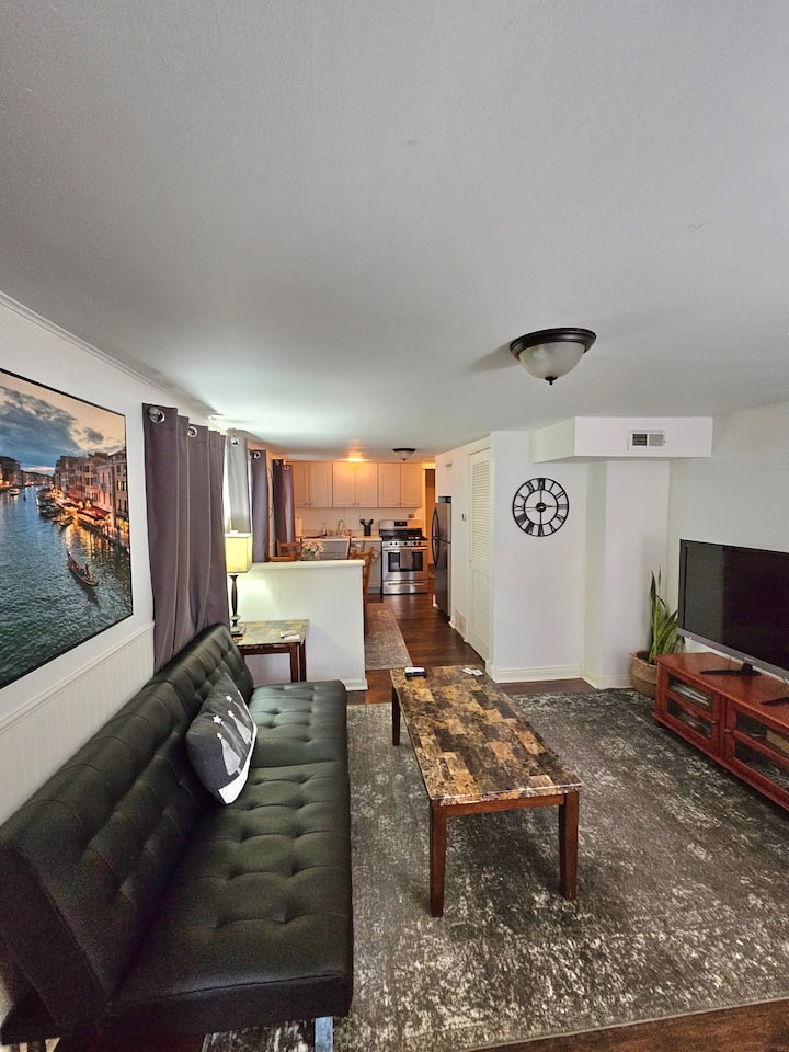 The Drake - Chic 2br Private Unit - Bowmanville - Chicago