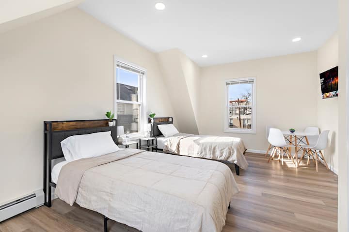 Stylish Suite Minutes From Nyc – Walk To Bus Stop! - Queens