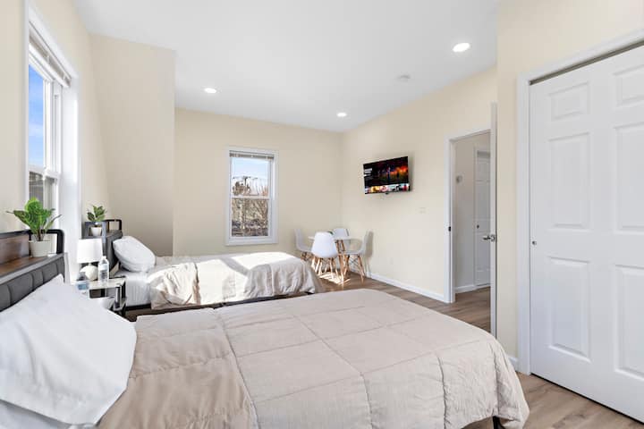 Stylish Suite Minutes From Nyc – Walk To Bus Stop! - Queens, NY
