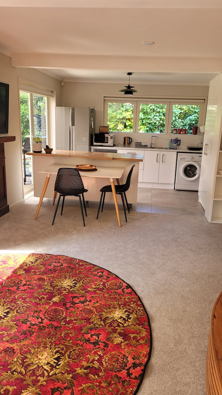 Large Garden Apartment Near The Beach - Auckland