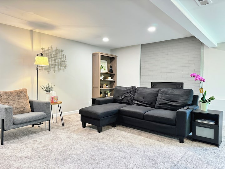 Tranquil 1100 Sqft 2-bed Suite Near Newcastle - Bellevue, WA