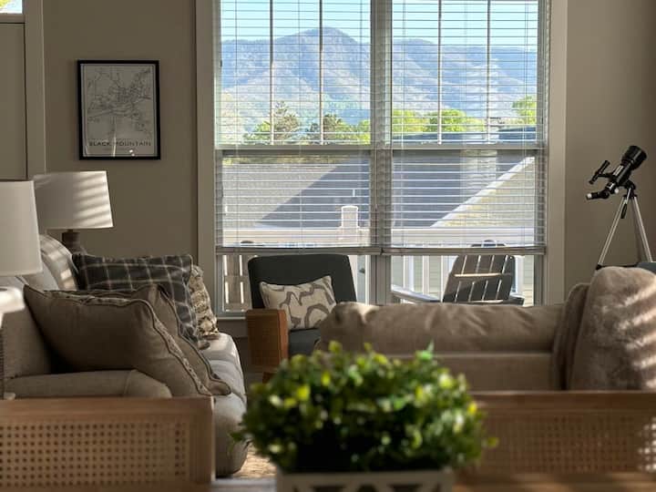Upscale Mountain Cottage • King Suite • Hot Tub - Black Mountain, NC