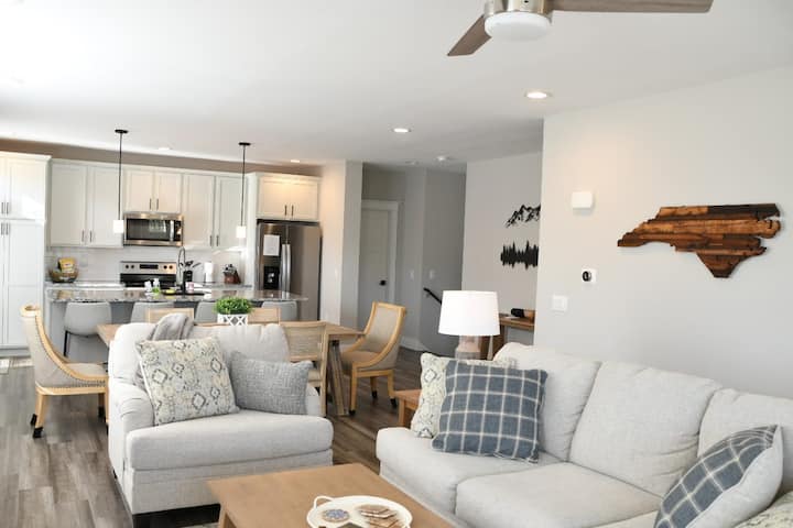 Luxury Mountain Cottage • King Suite • Hot Tub - Black Mountain, NC