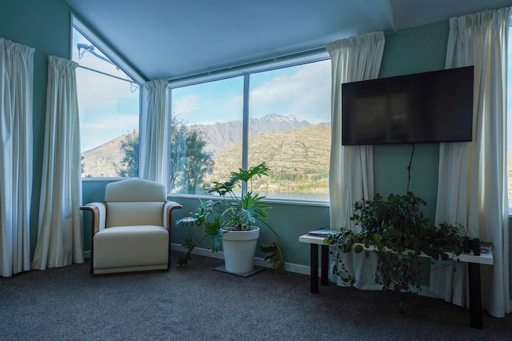 Modern With Amazing Lake & Mountain Views - Queenstown
