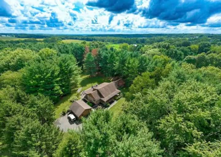 Serenity On Seven Acres - Wooded Log Cabin - New Albany, OH