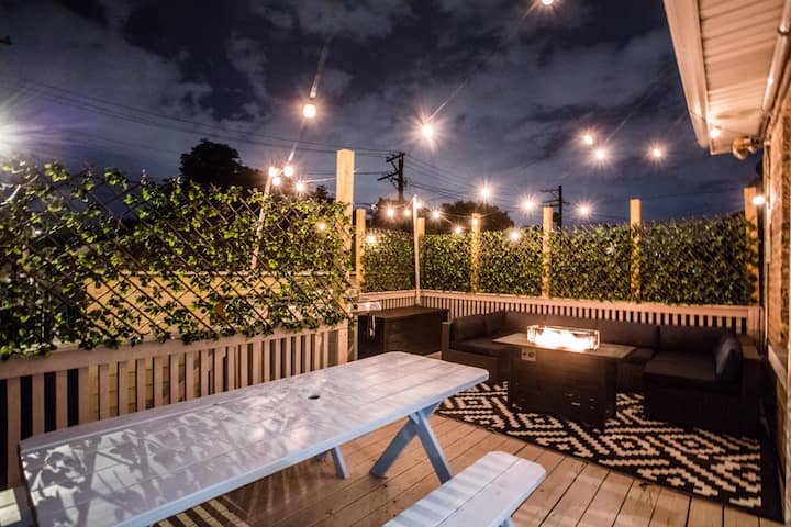 Lovely 6 Bd Retreat W/ Game Room, Back Deck & Bar - Chicago, IL