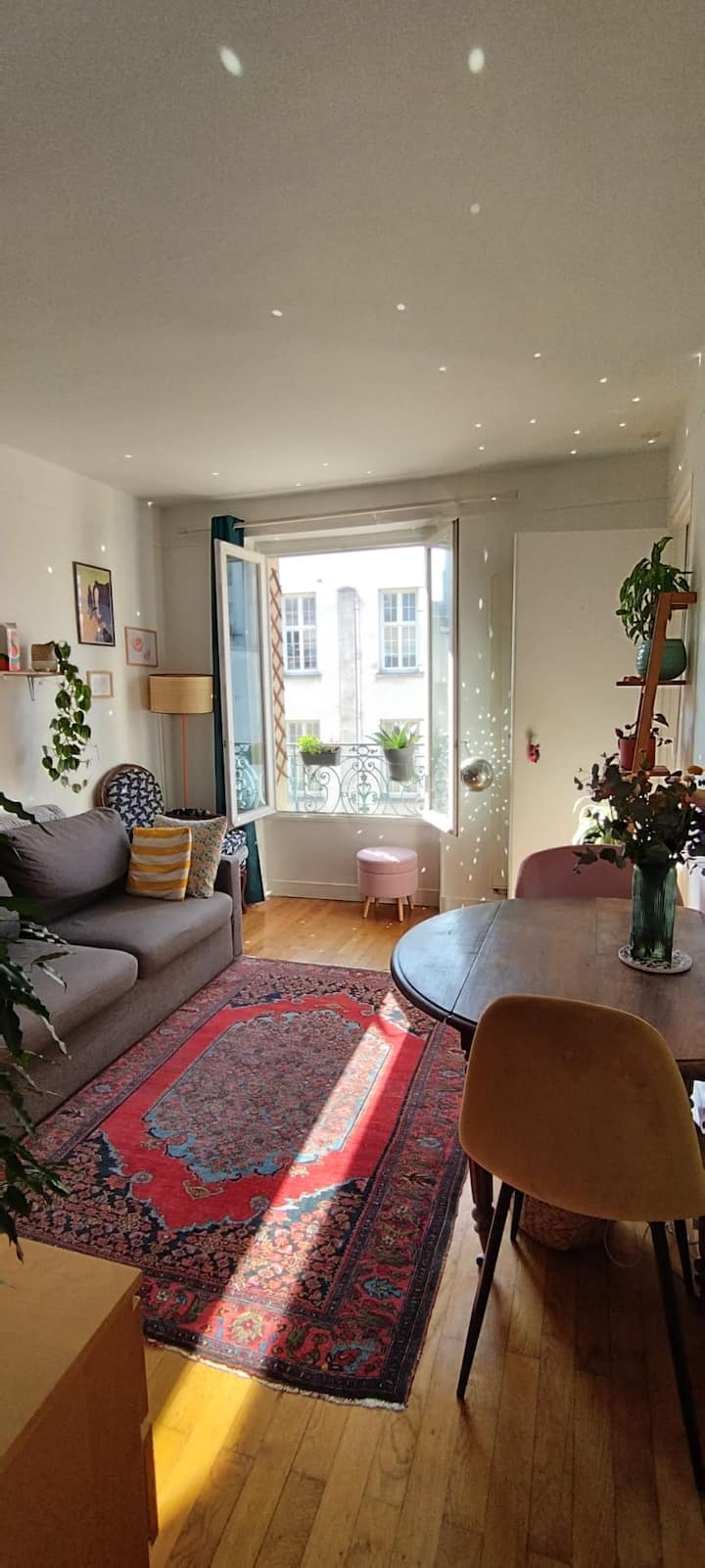 Bel Appartement Au Pied De La Butte Montmartre - Paris