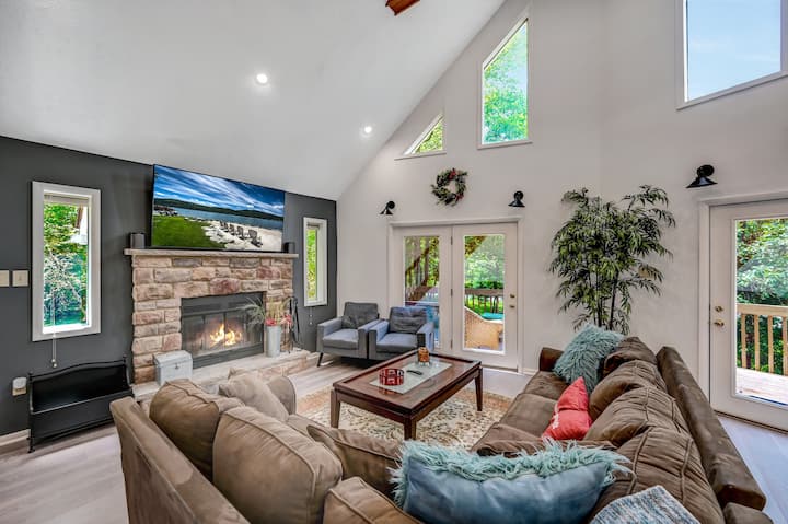 Brand New 3600sf, Huge 5br, Theater, Lake Access! - Pocono Mountains, PA