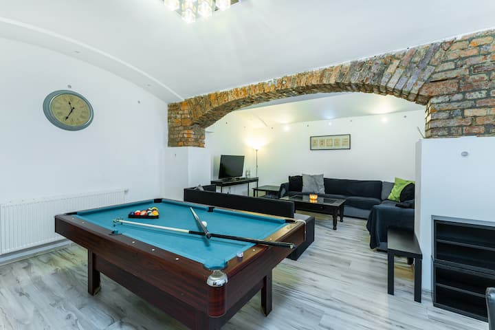 Prague Apt For Groups | Billiard-foosball-fumoir - Prague